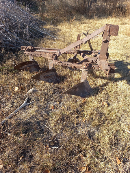 Traktor sotiladi
