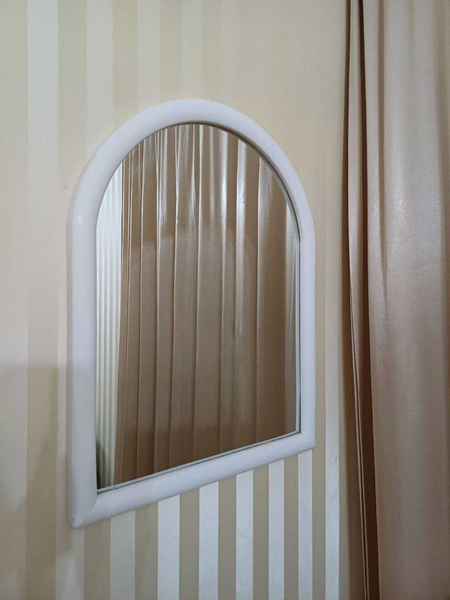 Настенное зеркало в рамке