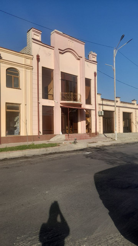 Jomboy shahrining markazida ikki qavatli+ padval jami 300metr kvadrat