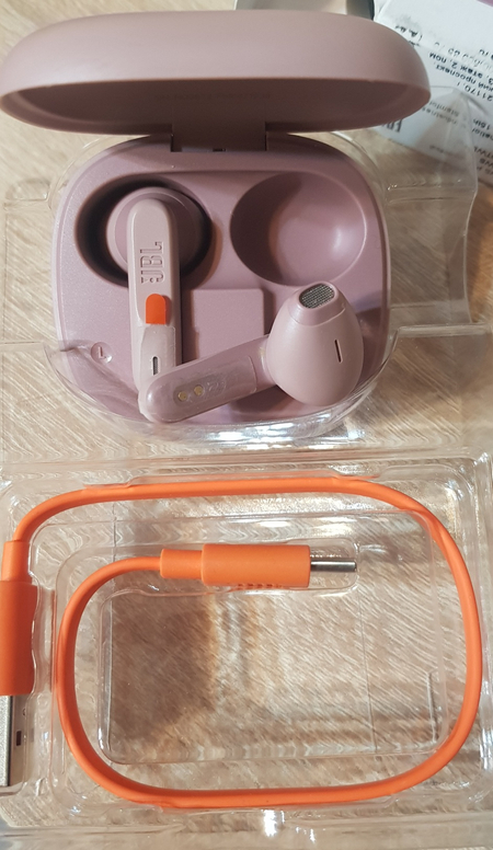 Продаются блютуз наушники JBL совершенно новые