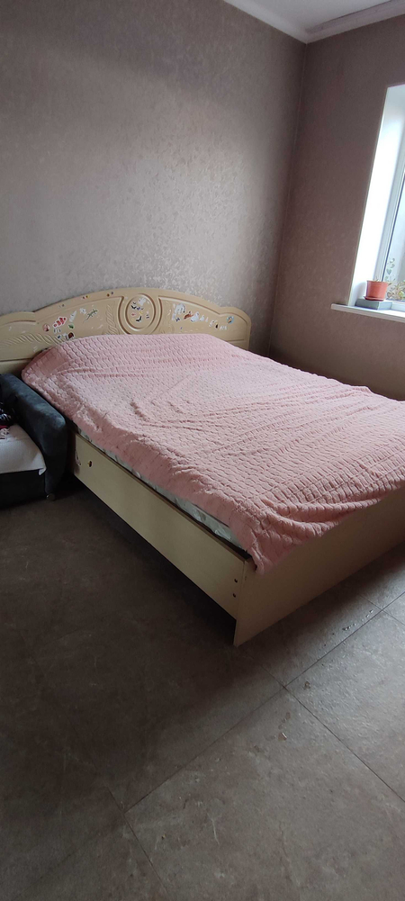 Продается спальный гарнитур с матрасом.