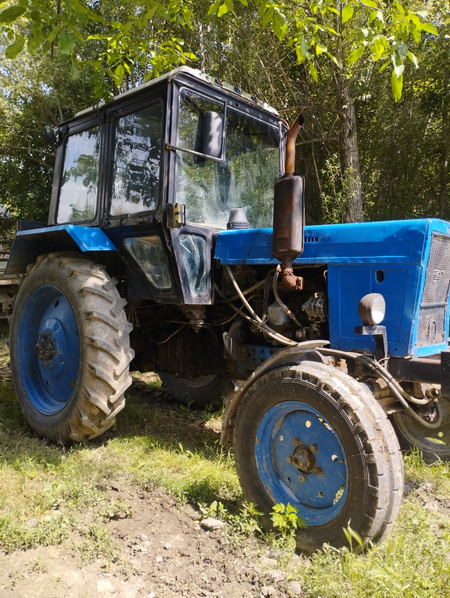 Traktor sotiladi, qóshimcha ikkita orqa balonlar bilan