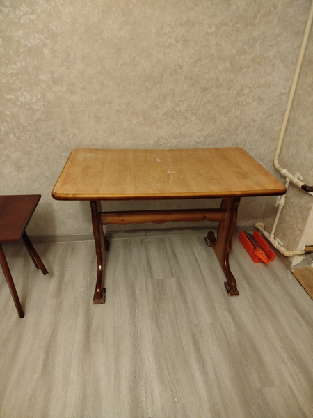 Продается кухонный стол.