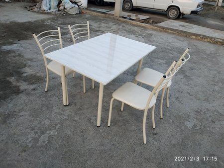 Кухонный стол для дома кафешки других заведений.