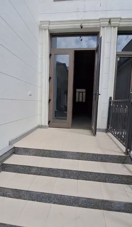 Коттеджи Яшнабадский район 
3 уровня 
5 комнат
4 санузла 
350м²
Есть