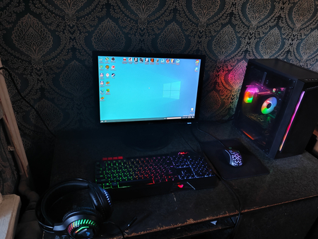 Tayyor o'yinlar va dasturlash uchun kuchli RGB PC sotiladi