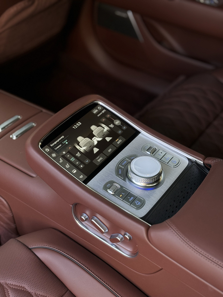 Genesis G90 4WD Limousine