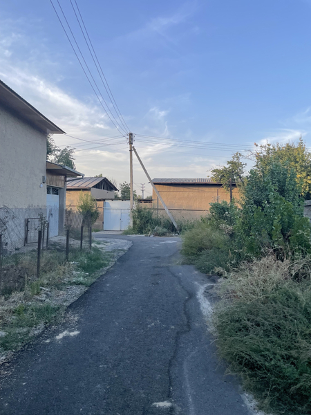 Продается участок 4 сотки с коровником.