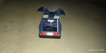 DELOREAN DMC-12 model qo'l mehnati