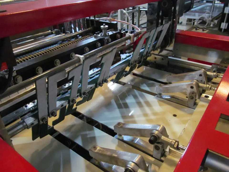 Автоматическая четырехрядная машина для изготовления пакетов-маек