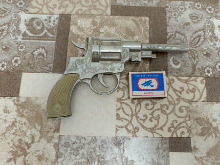 Металлические пистолет