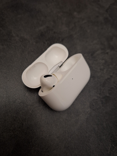 Оригинальный кейс airpods pro и 1 наушник