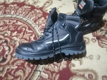 Qishlik oyoq kiyim. Original va hali kiyilmagan