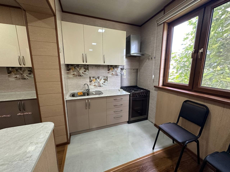 Продается квартира в Яшнаобадском районе,рынок Кадышева