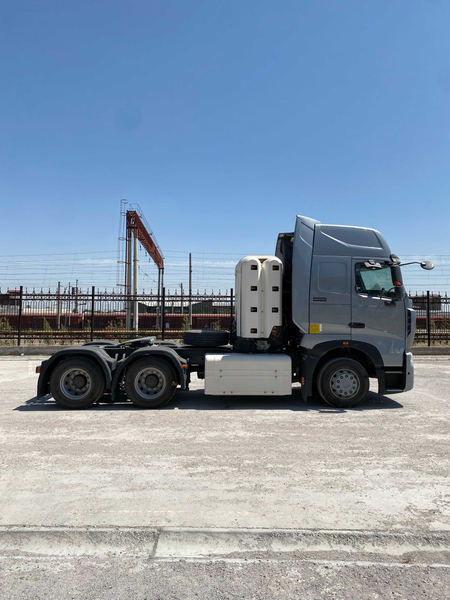 Тягач Sinotruk Howo-T7H 6x4 CNG серый 2023г