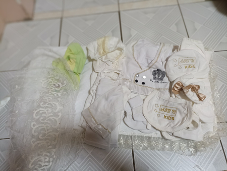 Chaqaloq oriydigan ikkita kiyim kamplekti bilan