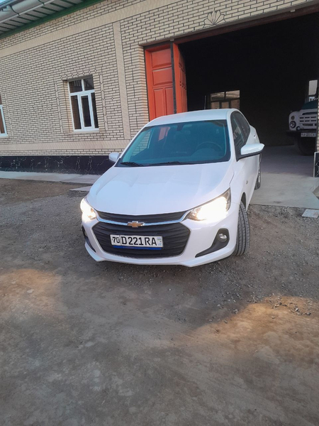 Oniks sotiladi srochno
