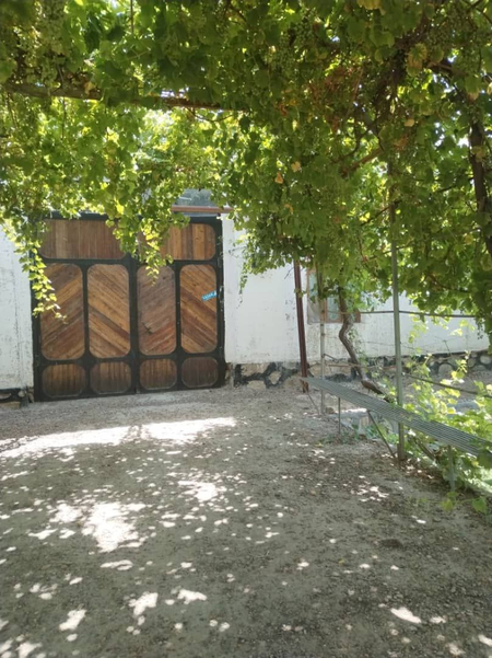 Kogon tuman Yangi Hayot posyolkasida joylashgan hovli uy tez va arzon
