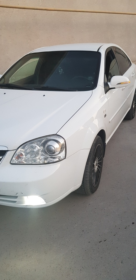 Lasetti 1.8 sotiladi