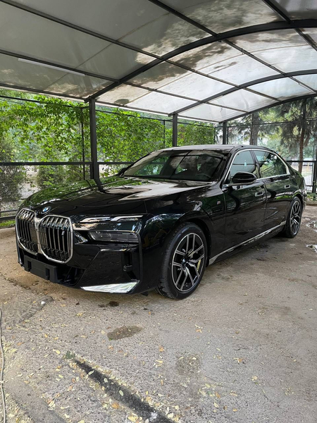 BMW I7 e-Drive 50L (салон 60L)