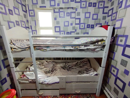 2 etajli kravat  holati yaxshi  aybi pasidagi tortmasi tuship ketkan