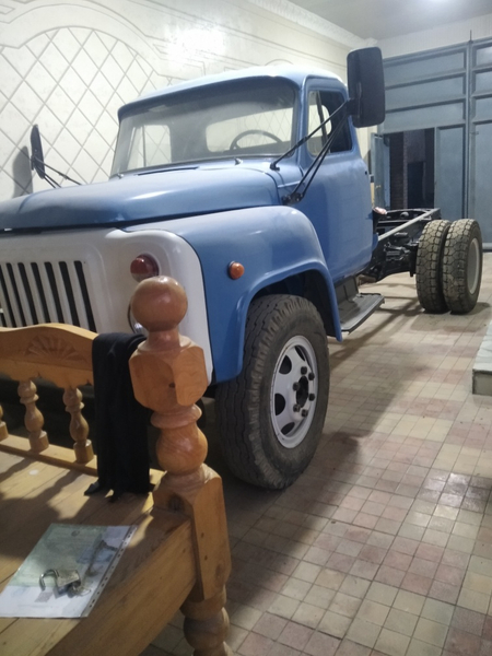 Gaz-53 sotiladi.