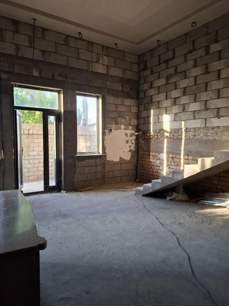 Srochni hovli sotiladi