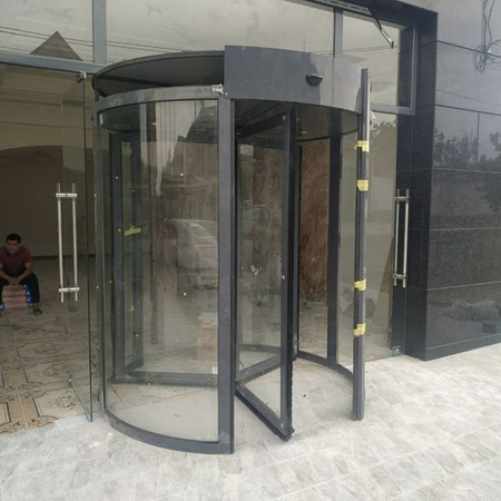 Стеклянные витраж и душавой кабина