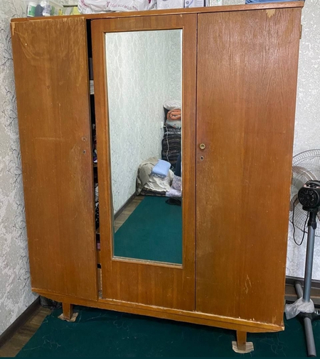 Срочно продаётся Шкаф шифонер СССР из дерево