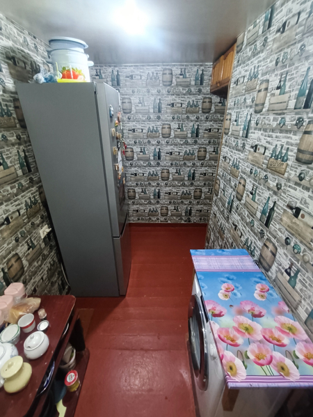 Срочно продаю 2 х ком Спутник 3.в деревянном доме у МЕТРО. Санузел раз