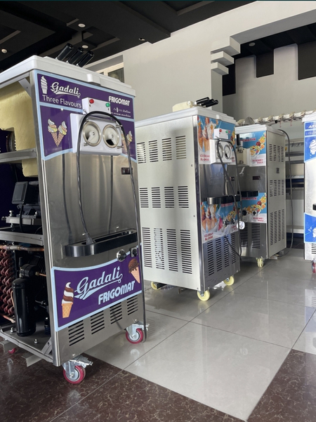 Frezer Frigomat Muzqaymoq uskunasi katta kompressor piramoy sikilat fr