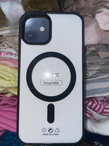Чехлы на iPhone 12.