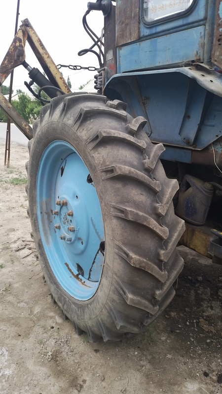 Traktor be hijolat ishlab turgan narsa