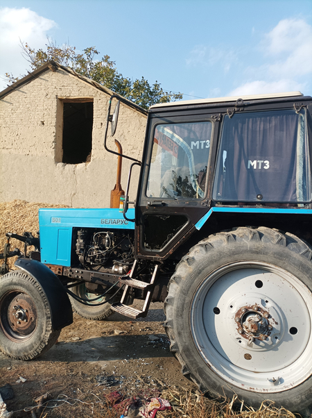 Traktor sotiladi