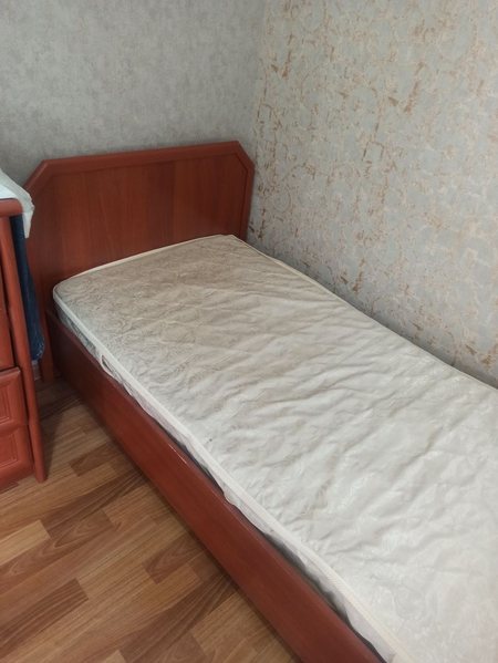 Продаётся односпальная кровать вместе с матрасом.