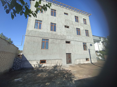 Klinika va kvartira uchun moslashgan bino