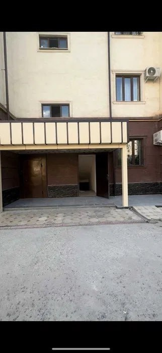НЕ ЖИЛОЕ ПОМЕЩЕНИЕ Массив Карасу 2 линия  400м2 6 окон 4 сан узла