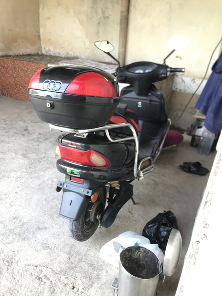 Elektro skuter yengi akumlyator qoyilgan sastayana yaxshi