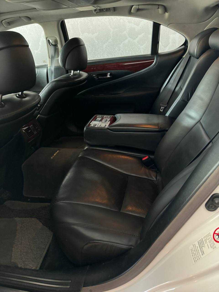 Lexus LS 460L белый