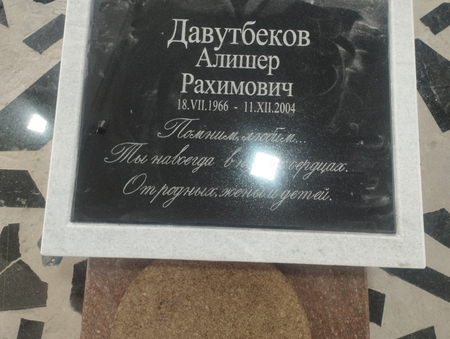 Покраска оградок на кладбище