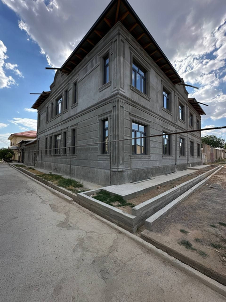 Zenit Tiklanish mahallasida Uglavoy 6 sotix 12 ta xona  860 m2