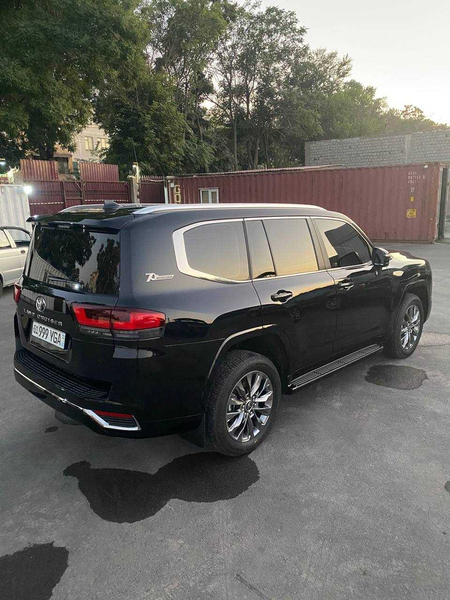 В отличном состоянии TOYOTA LAND CRUISER 300ZI 2022 г.в.
