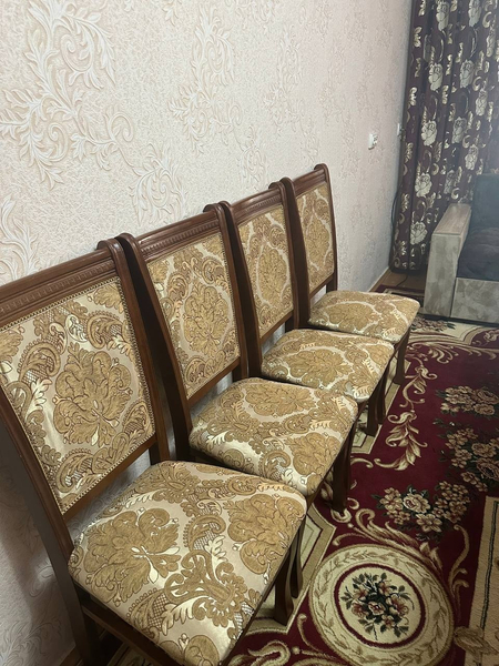 Стол стул сотилади.Тоза ёнгок дараратидан