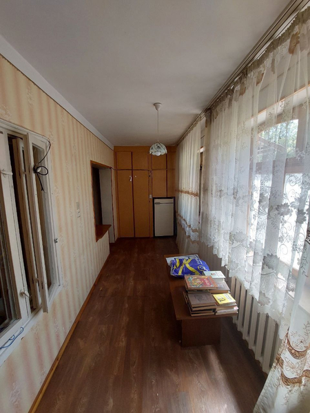Ttz bozor oldida 1 xonali 47 kv 1 etaj