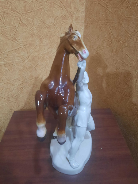 Большая фарфоровая статуэтка 