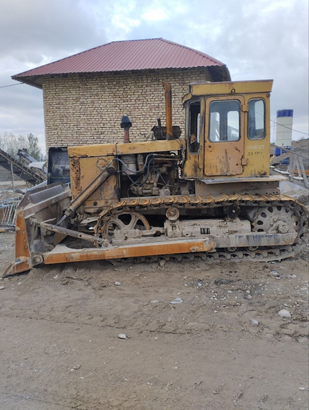 Bulduzer T130 ishchi xolatda