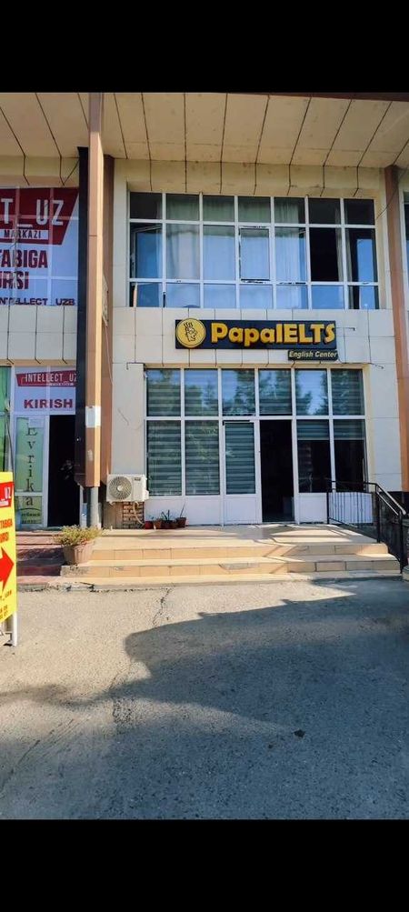 Нотурар 3 каватдан иборат бино, шахар марказида