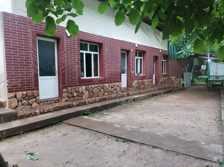 Хумсонда дача ижарага берилади. Угам дарёси буйида.