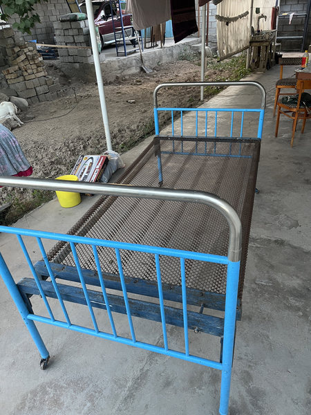 Продам 2 советские кровати. Состояние среднее.