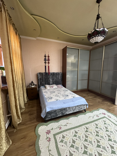 Продается дом 4.3 сотки ( 3 спальни , зал , подвал , отдельно кухня